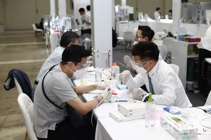 철저한 방역 속 활기 띤 SIDEX 2020 전시장